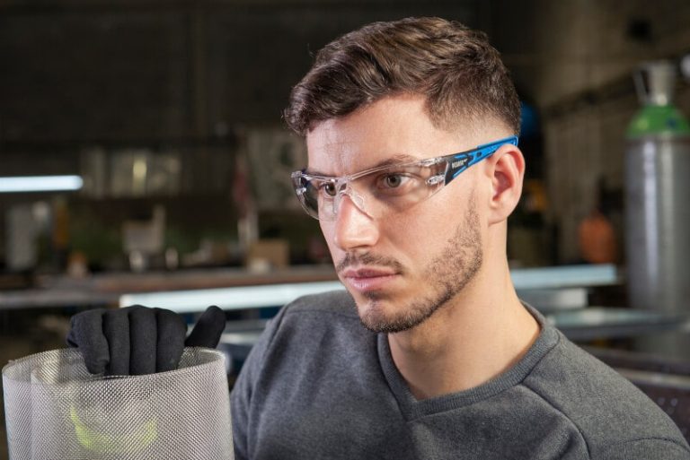¿Quién Debe Utilizar Gafas de Seguridad en un Taller? - Pegaso Safety